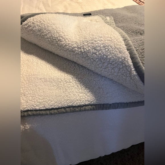 Cuddl Duds | Bedding | Cuddl Duds Gray And White Sherpa Throw Blanket ...